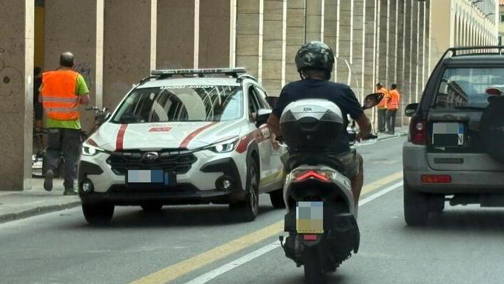 Livorno, investita e trascinata dal bus in via Grande: aveva la mano ...