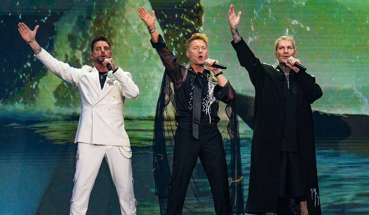 Worried fans all asking same question as Mikey returns to stage with ...