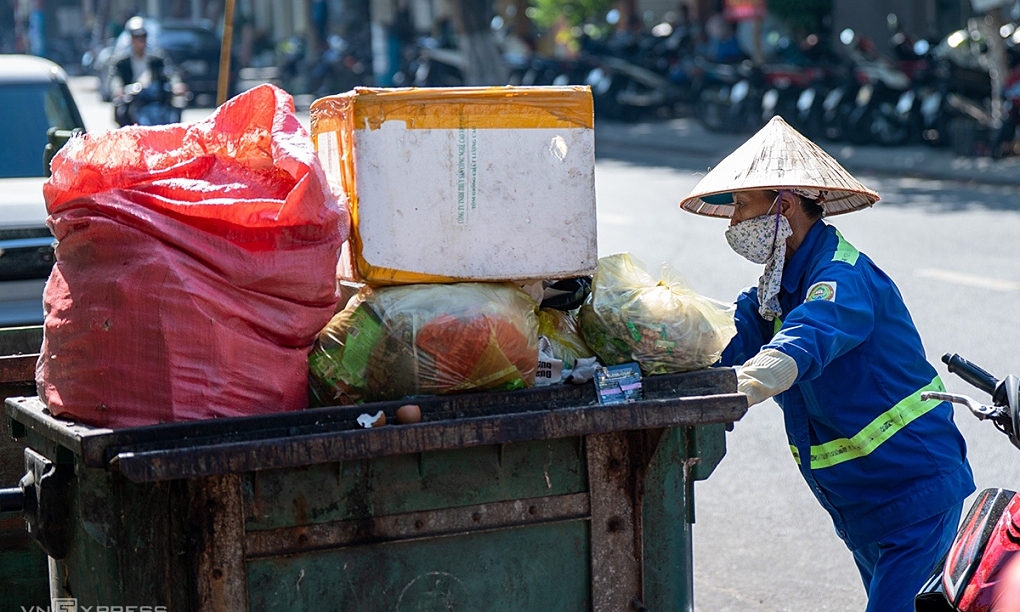 Da Nang sanitation workers burdened with 1,700 tons of garbage daily ...