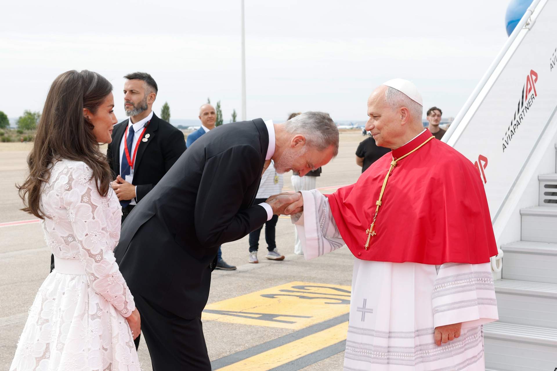 Los Reyes y Sánchez reciben a León XIV en Barajas en el inicio de su ...