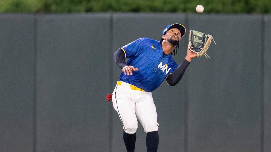 Byron Buxton slams into wall, Twins await update on shoulder injury