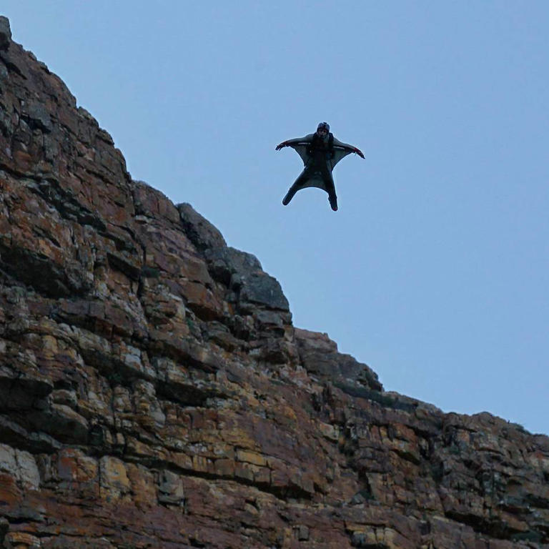 Deutscher springt mit Wingsuit aus 2000 Metern Höhe – und stürzt ab