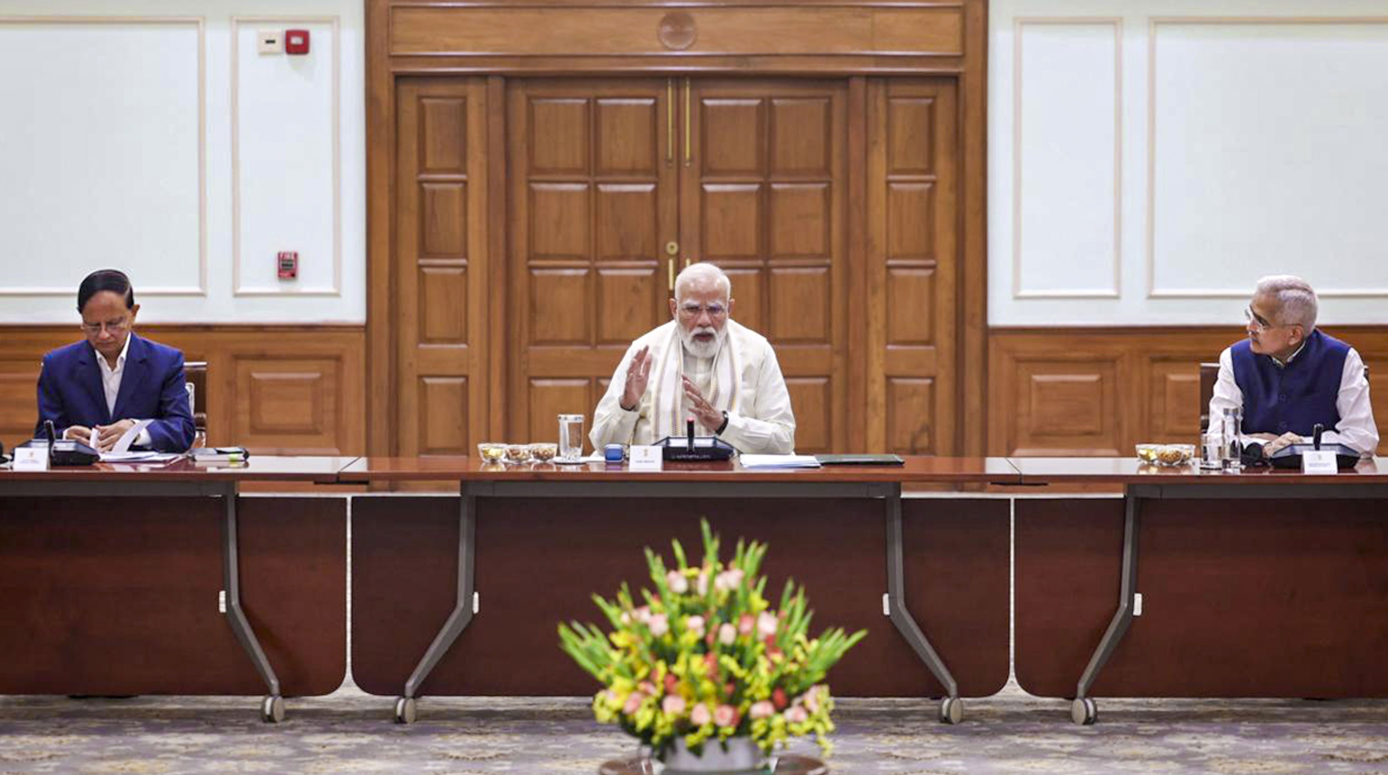 PM discusses with EAC measures to further boost growth in times of ...