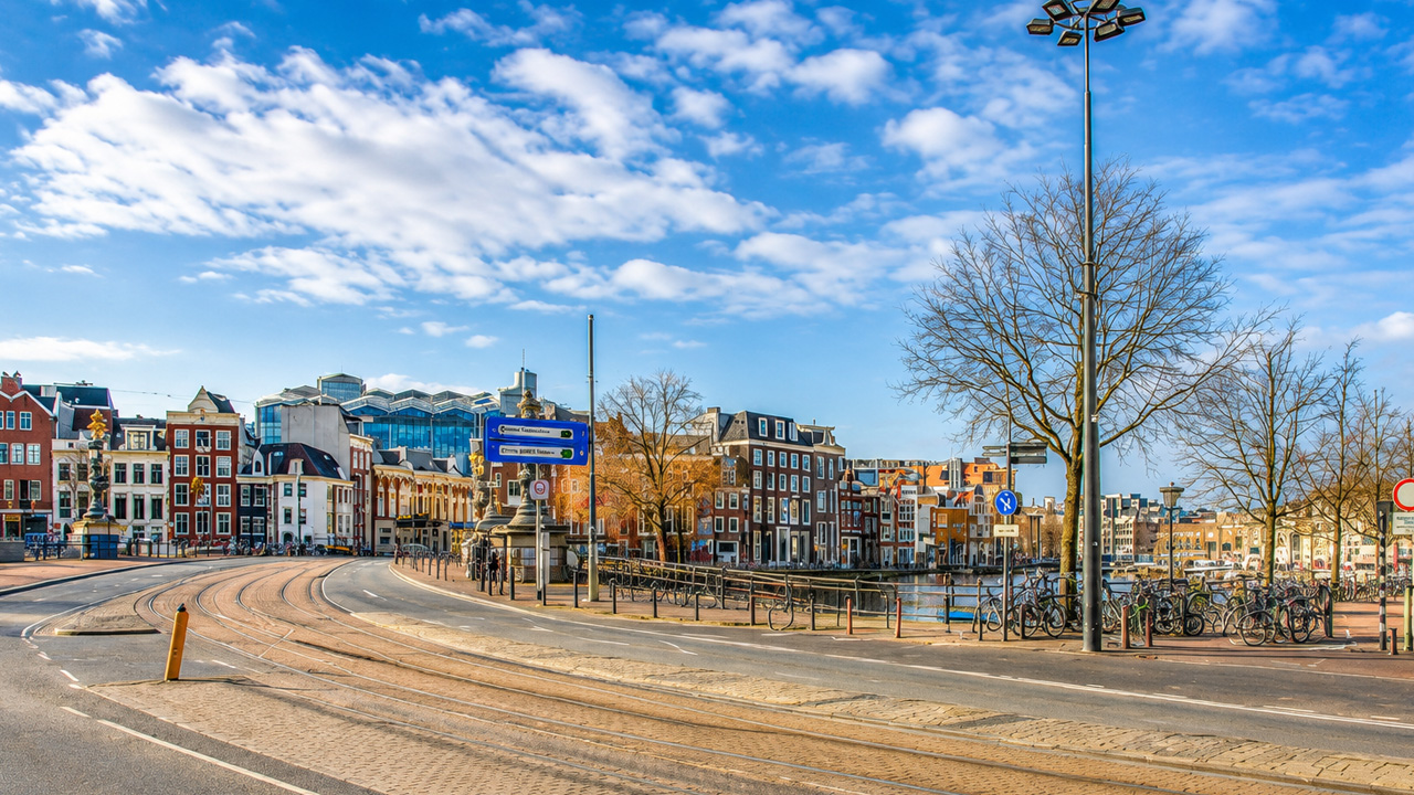 Cómo se ven las calles de tranvía de Ámsterdam en un día soleado