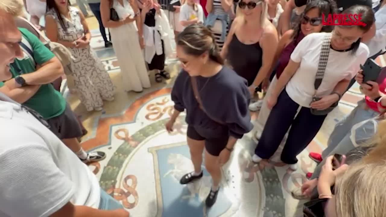 Toro in galleria a Milano, turisti in coda per il rito