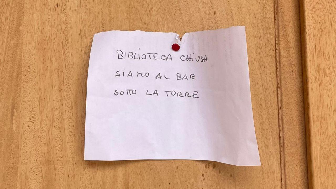 «La biblioteca è chiusa se serve siamo al bar», ma l'avviso sulla porta ...