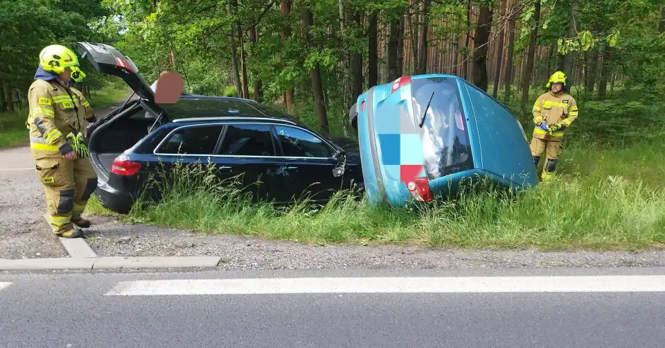 Wypadek na DK11 pod Tarnowskimi Górami. Dwa auta wylądowały w rowie. Na ...