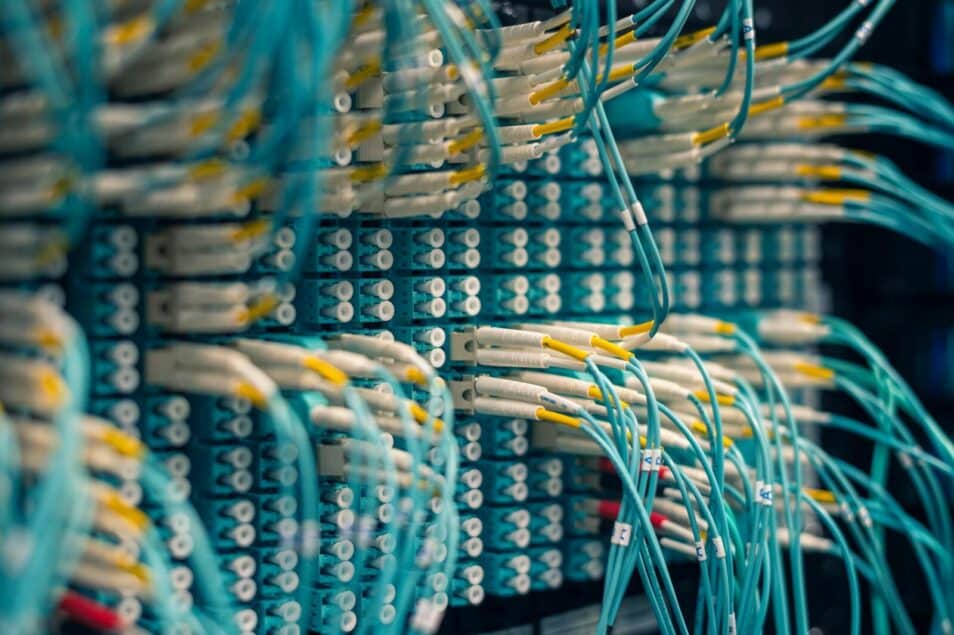 VN slaat alarm: AI slokt enorme hoeveelheid water, stroom en ruimte op ...