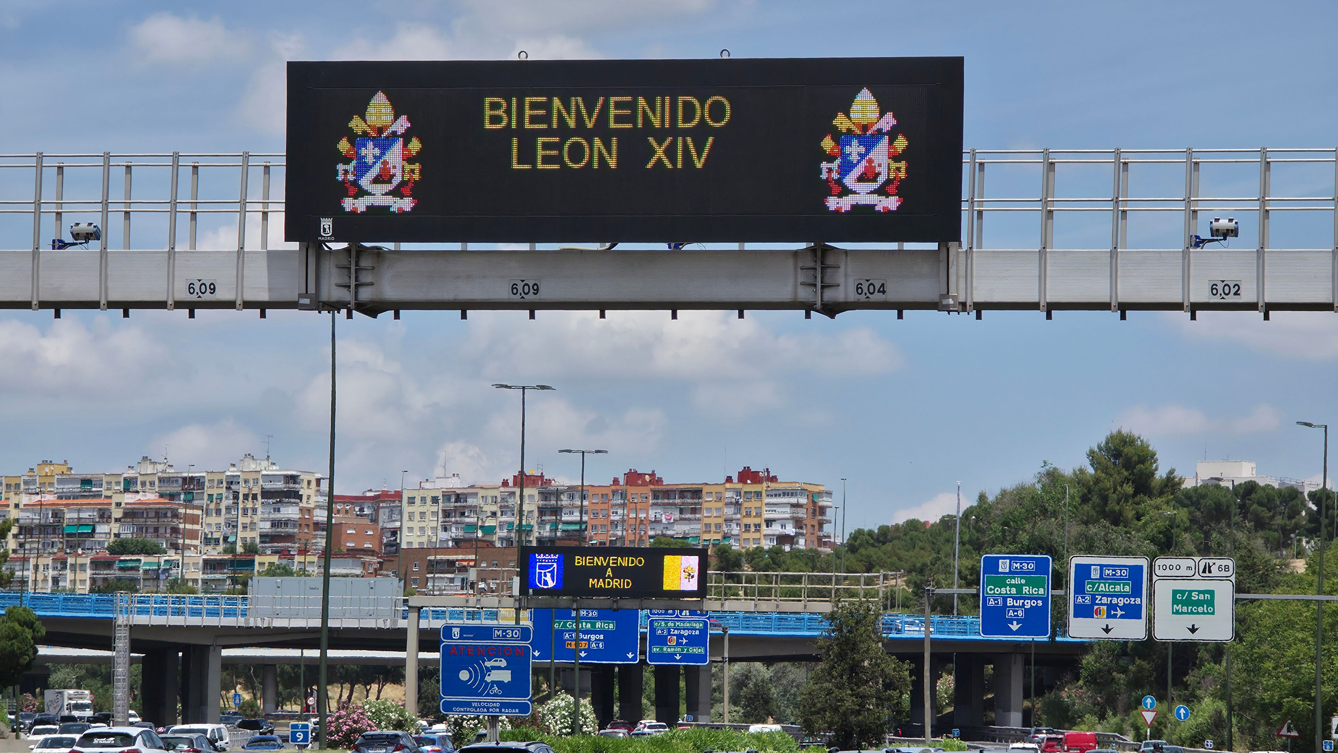 Madrid da la bienvenida a León XIV con escudos papales en los paneles ...