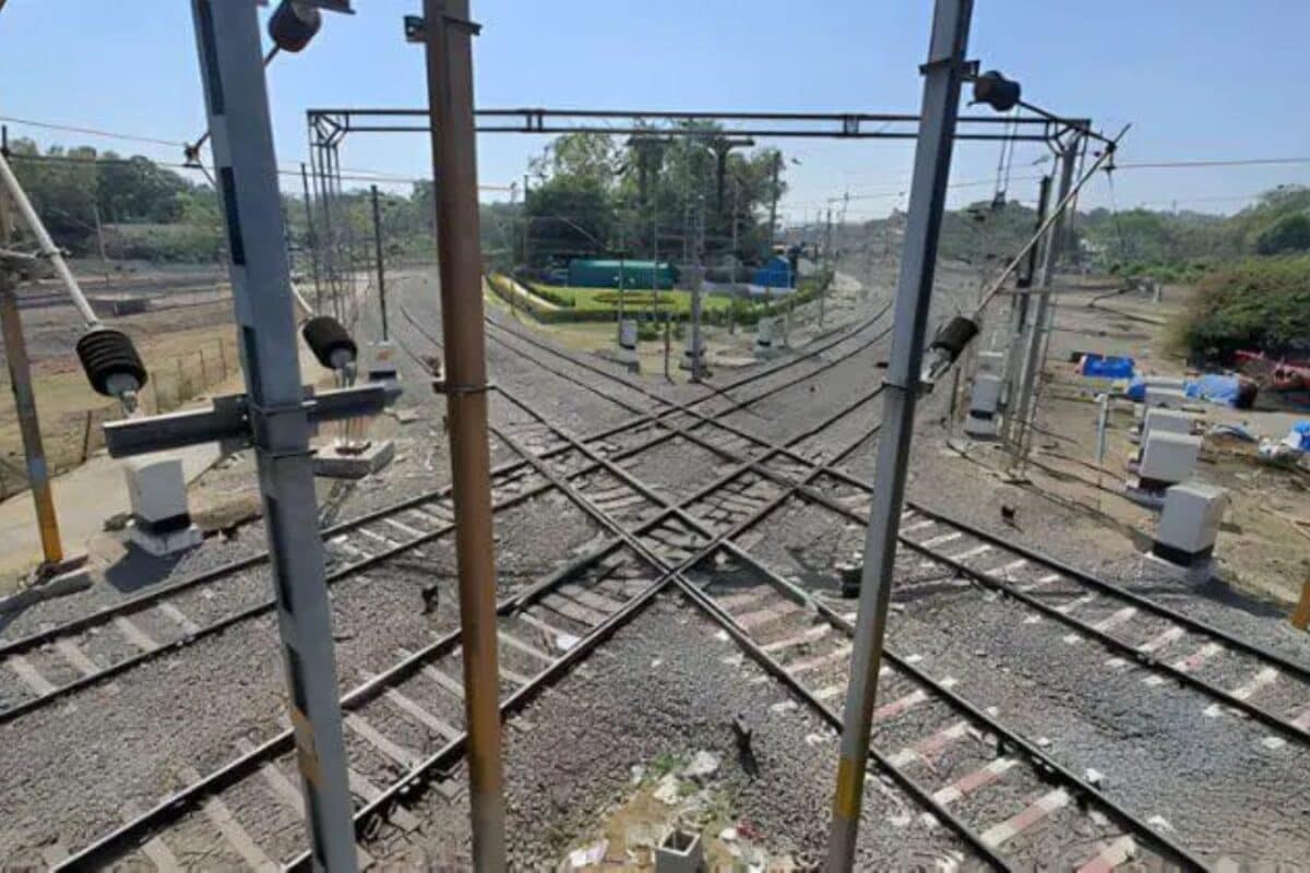 The unbelievable train crossing where tracks overlap from every direction