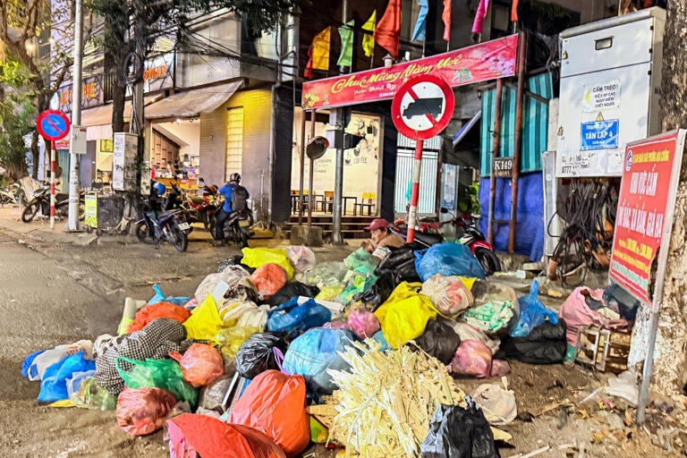 Da Nang sanitation workers burdened with 1,700 tons of garbage daily ...