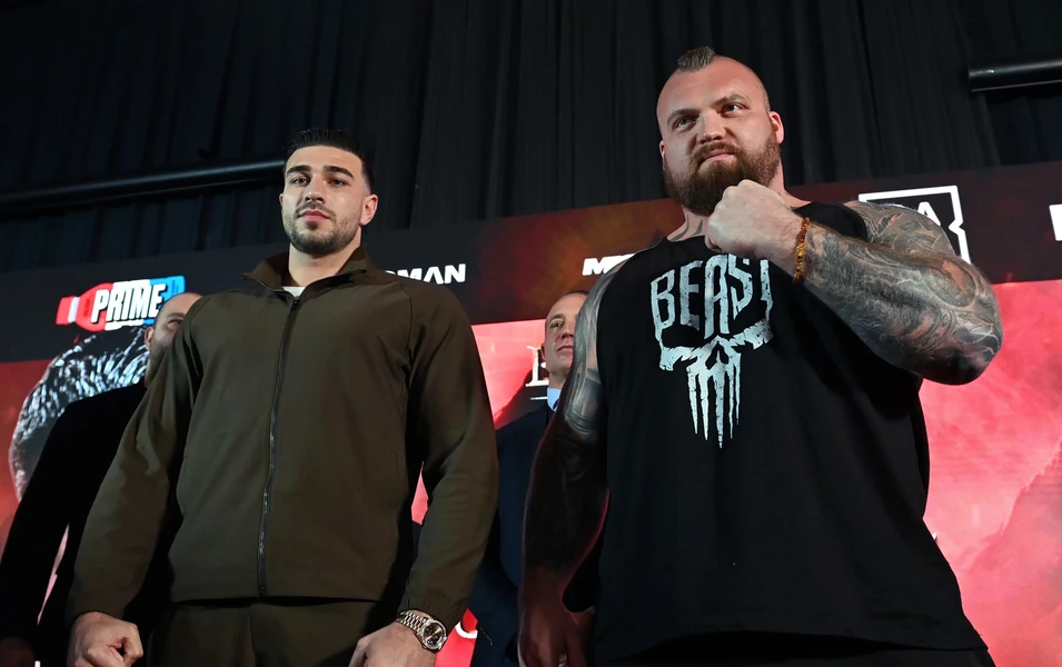 Fury faces Hall in heavyweight exhibition with huge size gap