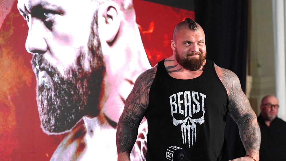 Fury faces Hall in heavyweight exhibition with huge size gap