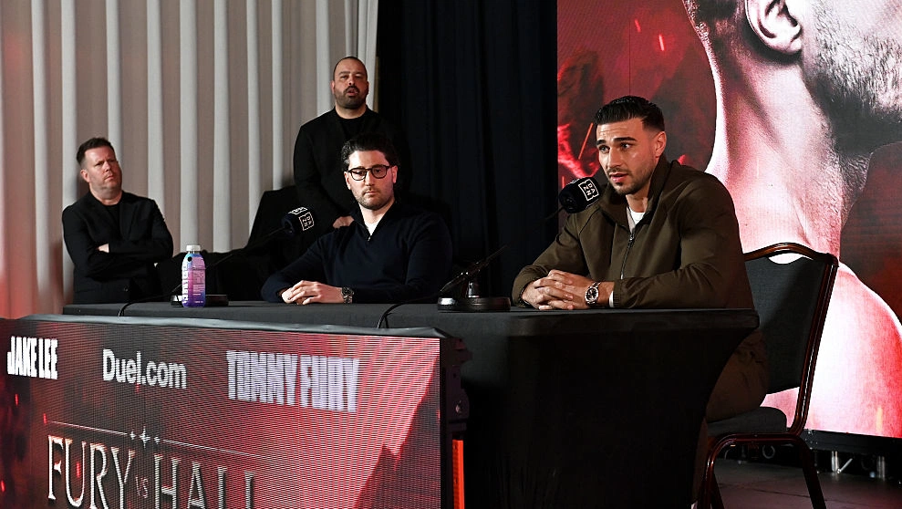 Fury faces Hall in heavyweight exhibition with huge size gap