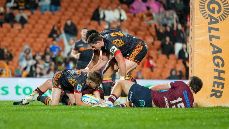 Reds' run over as Chiefs set up all-Kiwi Super semis