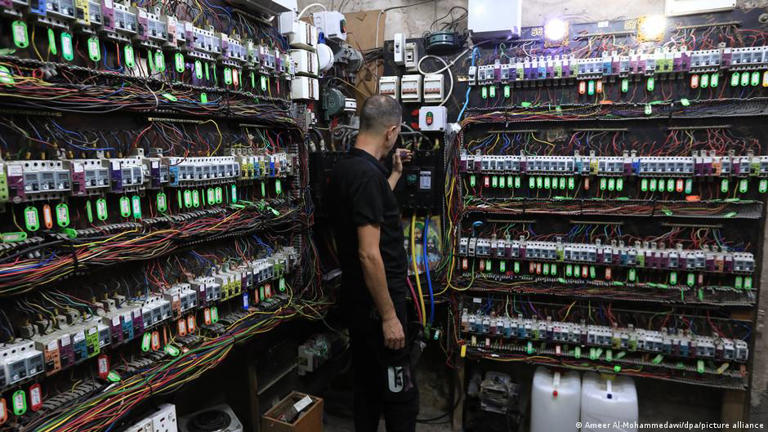 As hot summer, blackouts loom, Iraq looks to solar power