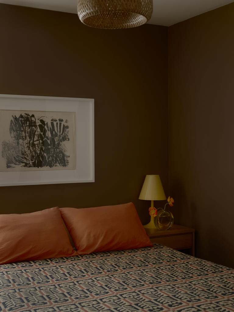 Brimming with her best finds, this dealer’s 750-square-foot home is ...