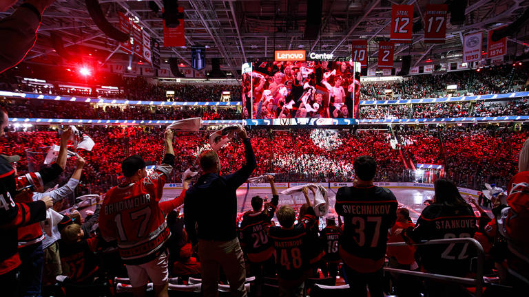 'Tarps off' trend energizes Canes fans, team in Game 2
