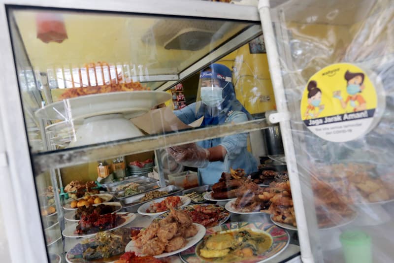 Pedagang ungkap situasi di balik etalase warteg: Pembeli kini makan Rp ...