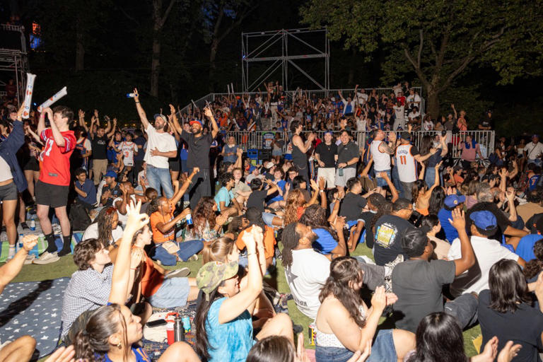 Knicks fans go bonkers in NYC after Game 2 Finals win, celebrate in ...