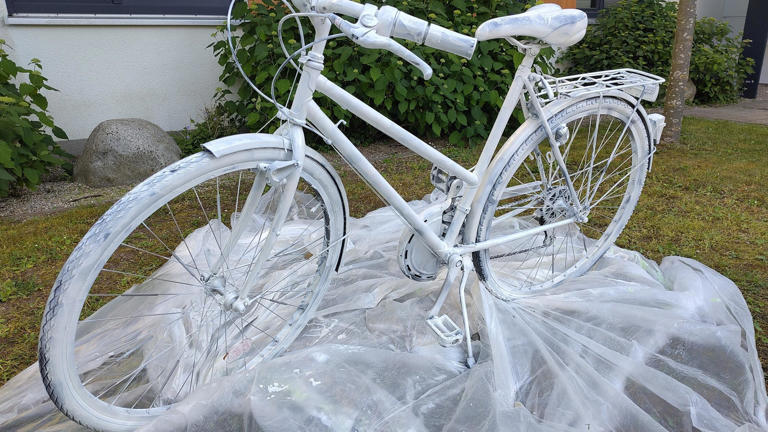 Tödlicher Dooring-Unfall in Nürnberg: Ghostbike wird in Großgründlach ...