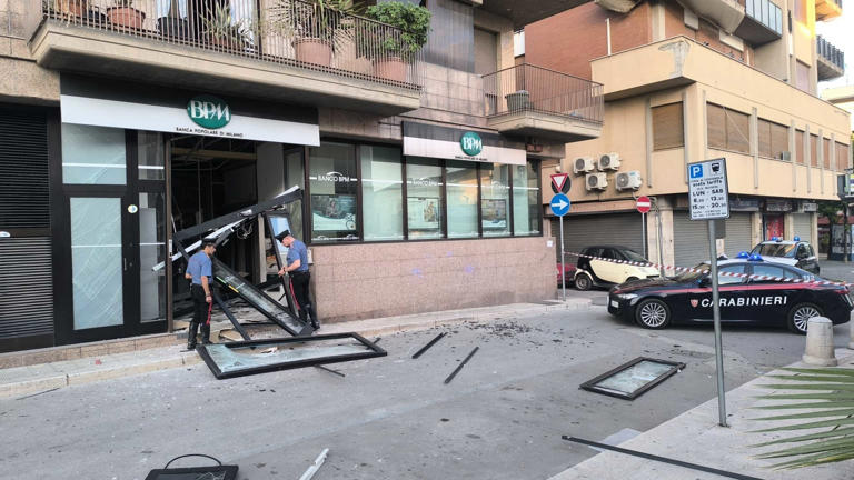 Assalto nella notte a bancomat nel Foggiano, banditi via con il denaro