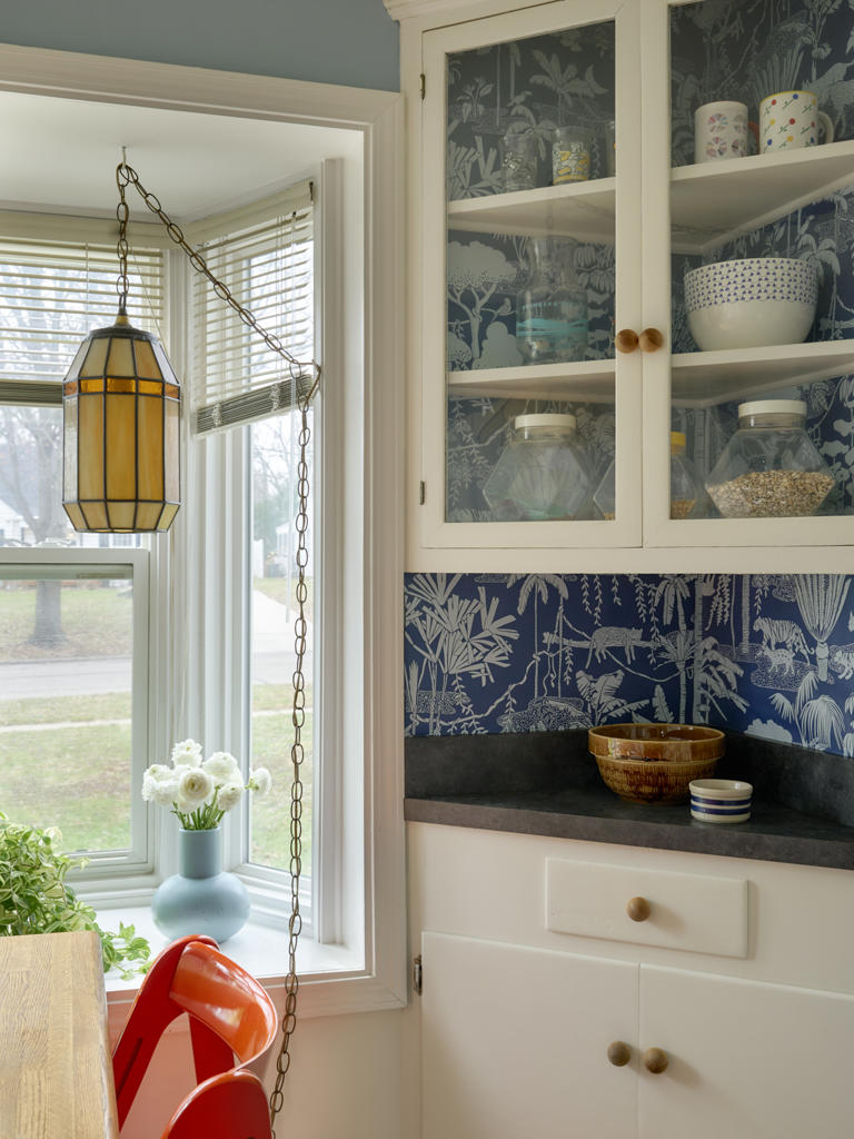 Brimming with her best finds, this dealer’s 750-square-foot home is ...