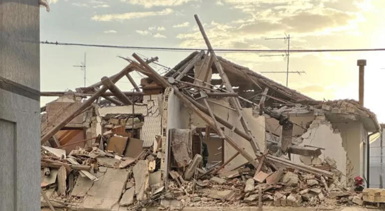 Esplosione nel Fermano, palazzina crolla per una fuga di gas: un morto ...