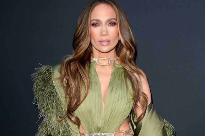 Jennifer Lopez faces 'harsh' surgery rumors as fans focus on one 'bold ...