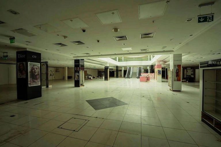 Inside Ireland's 'apocalyptic' abandoned Debenhams as zombie-like site ...