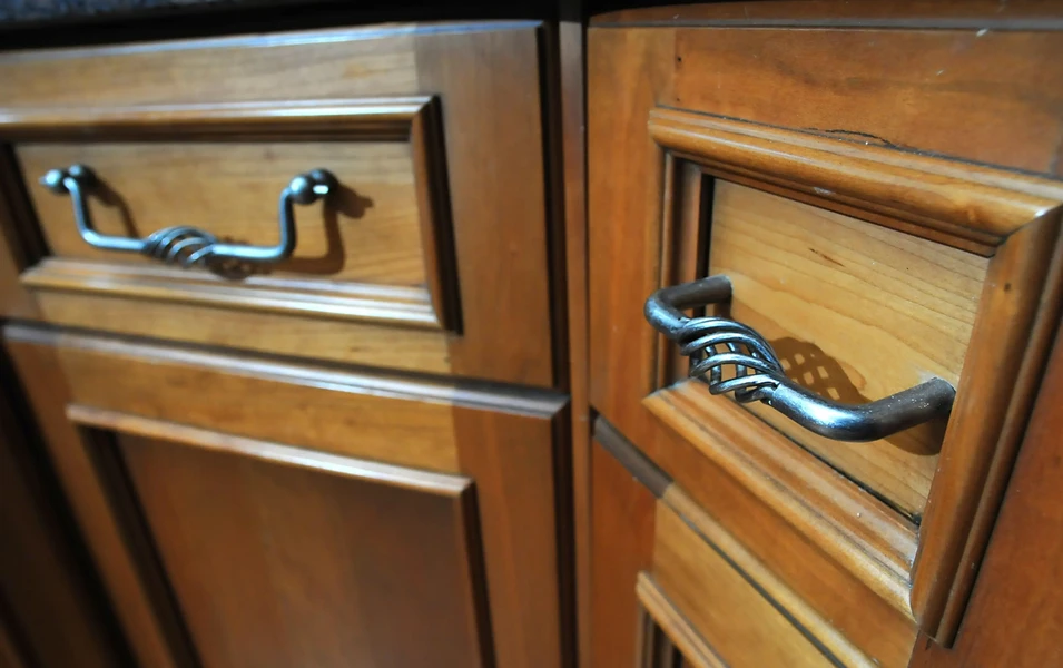 How to choose kitchen cabinet hardware like a designer