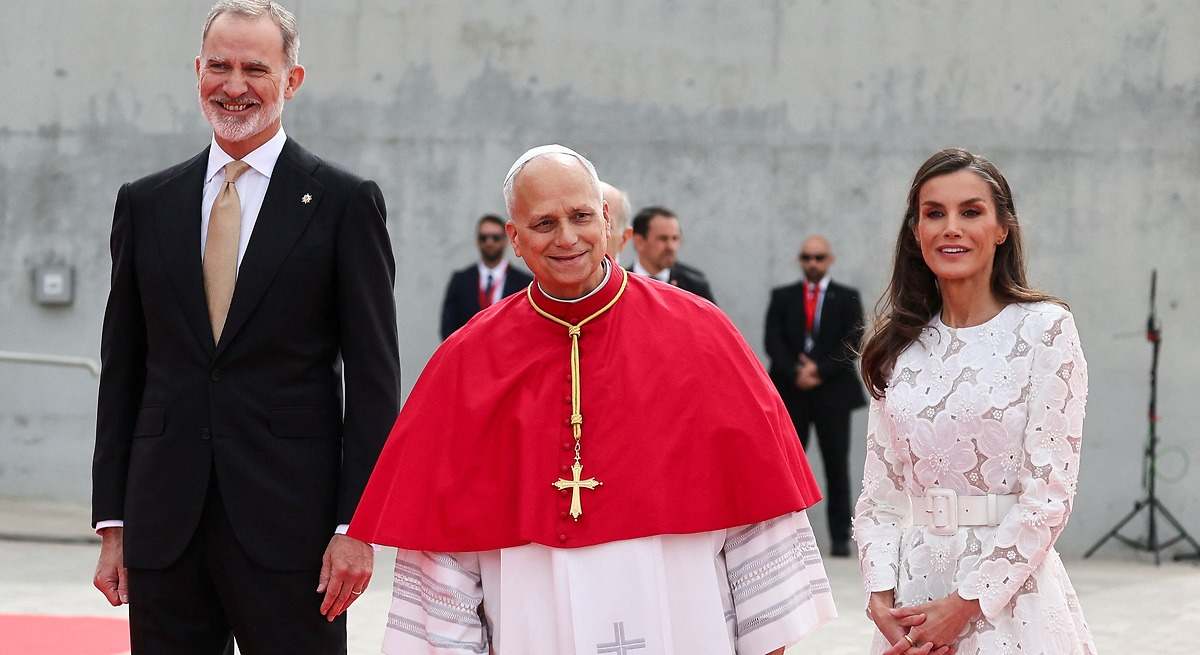 Los Reyes reciben al Papa en Barajas: una bienvenida a pie de pista de ...