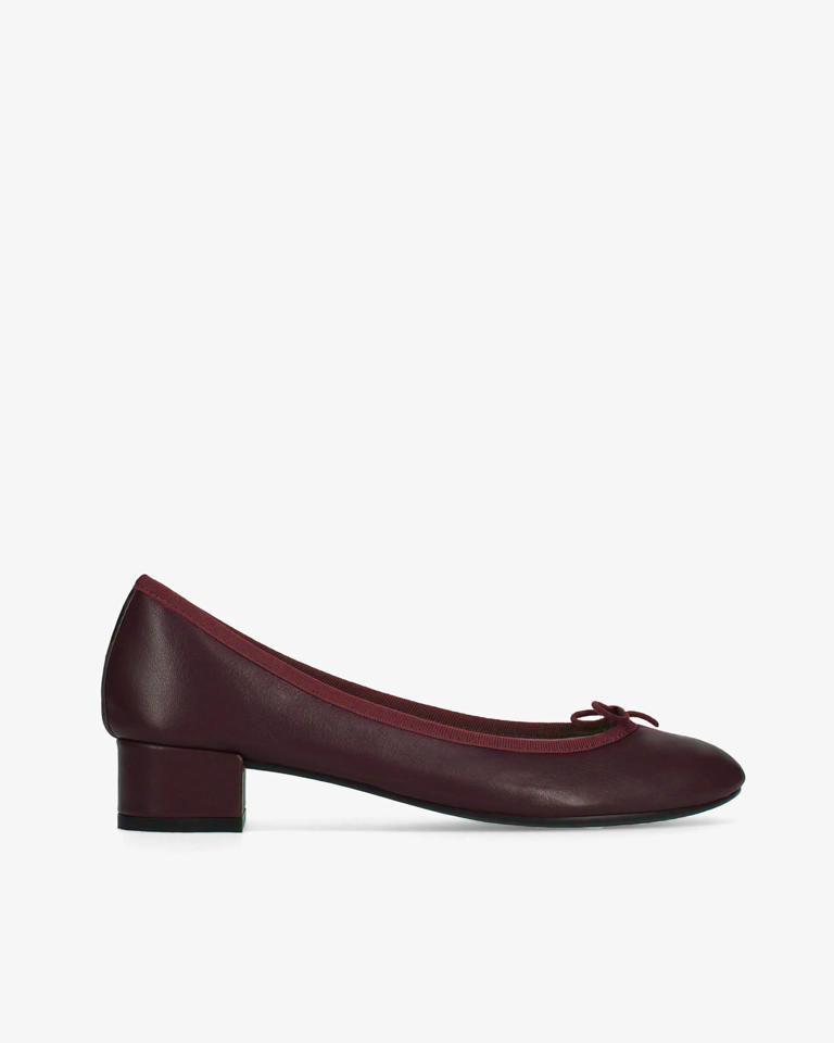 Kaia! Vittoria! Maude! Celebs in NYC are wearing the iconic flats ...