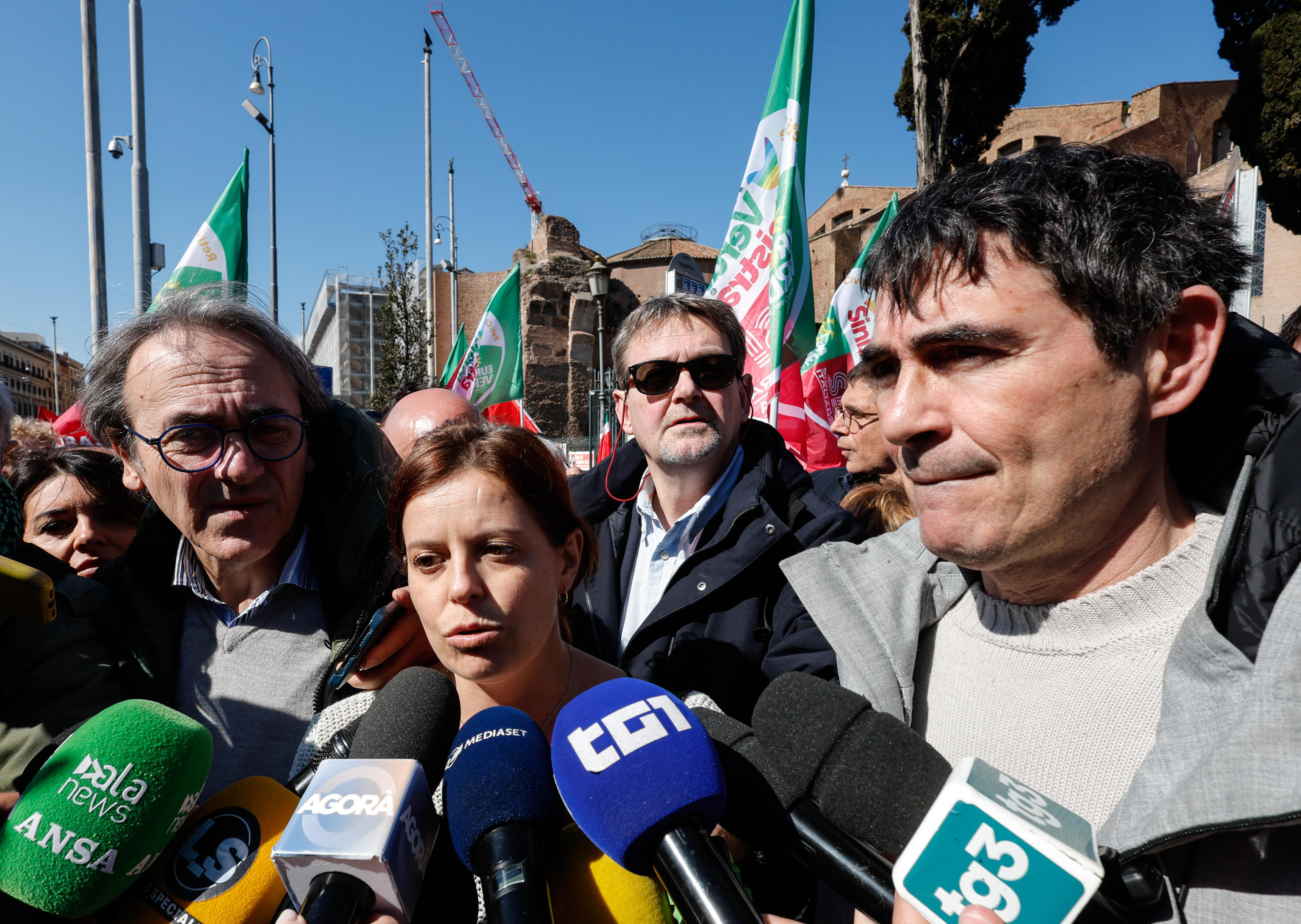 L'eurodeputata Ilaria Salis prende la tessera di Sinistra Italiana