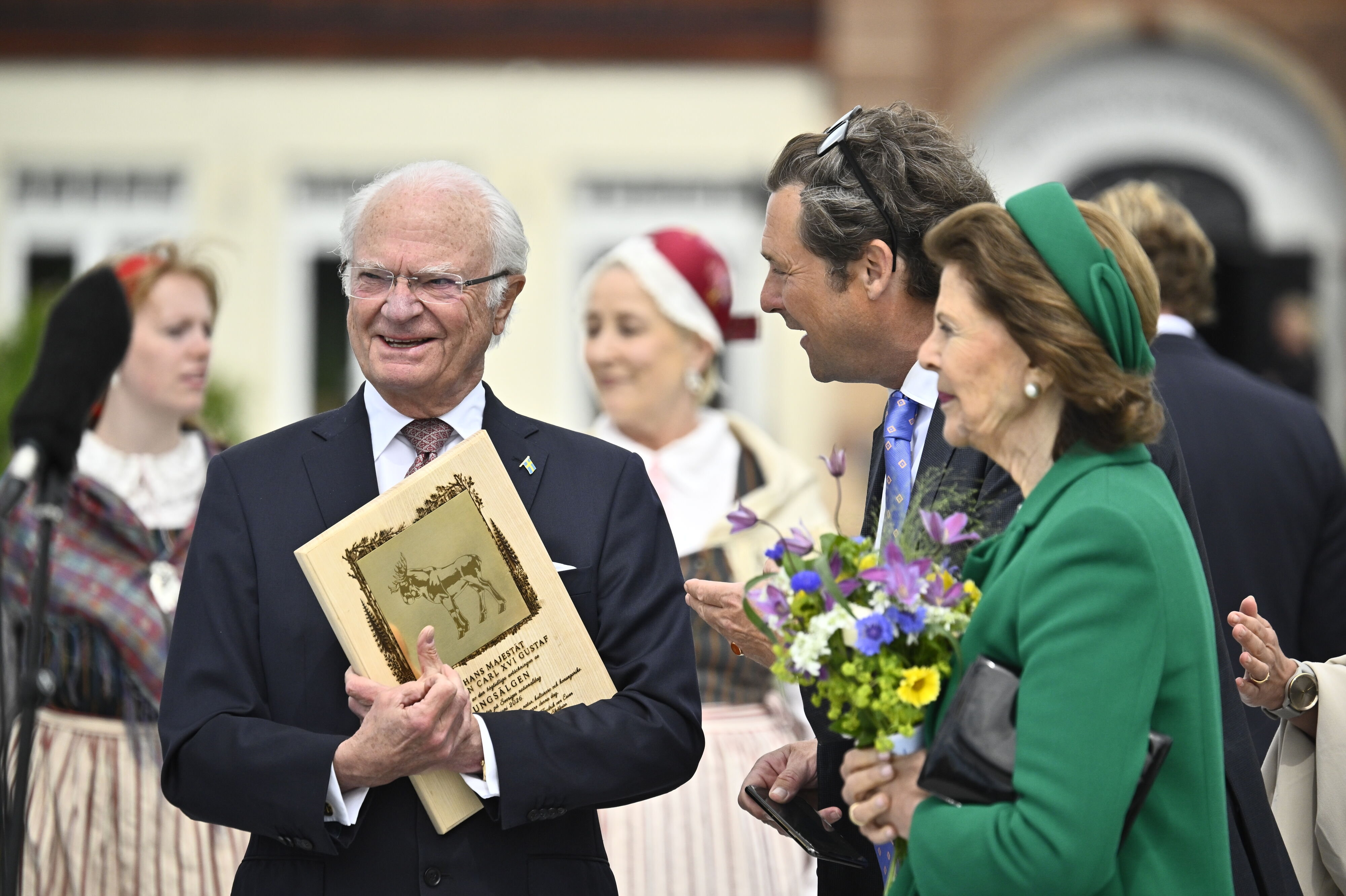 Svensk konge afslører kæmpe-elg på nationaldag