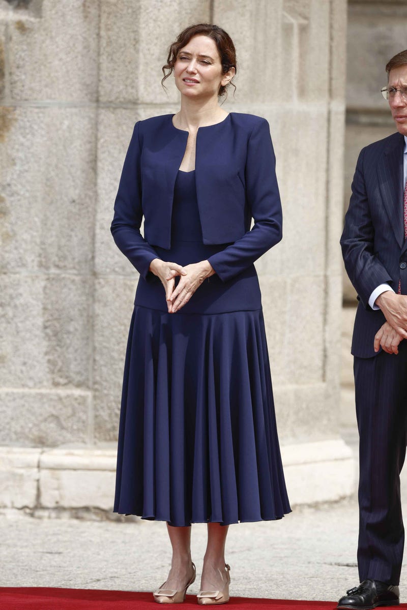 Isabel Díaz Ayuso repite traje y coincide con el color del de la ...