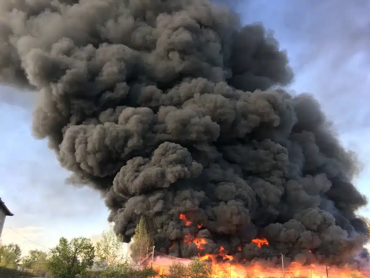 33 voitures hybrides partent en fumée dans un port : les pompiers n ...