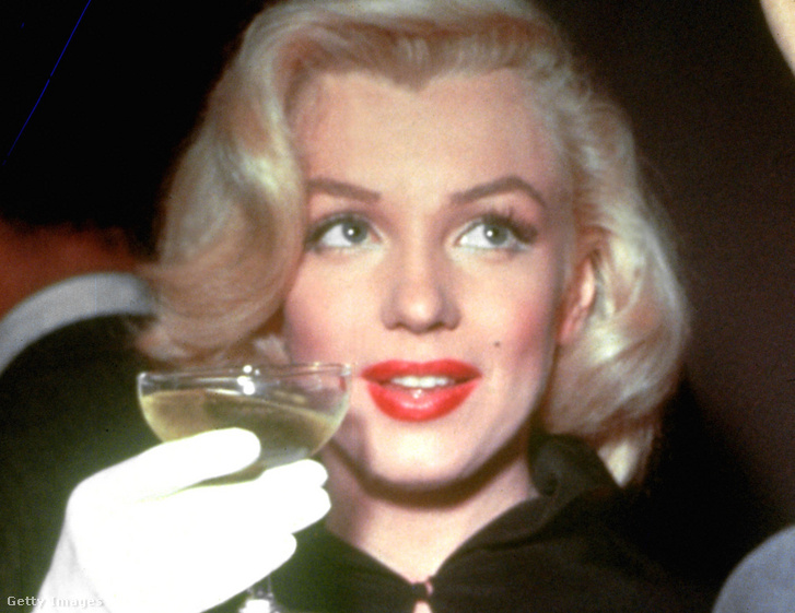 100 éve született Marilyn Monroe, limitált luxusmackó, pezsgő és ...