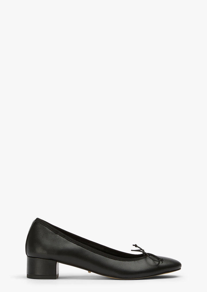 Kaia! Vittoria! Maude! Celebs in NYC are wearing the iconic flats ...
