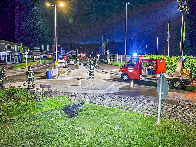 Auto fliegt über Kreisel in Korbach – Motorblock völlig zerstört, 150 ...