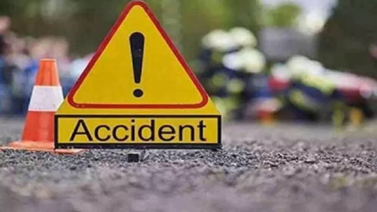Nine killed as pick-up vehicle carrying family members crashes into ...