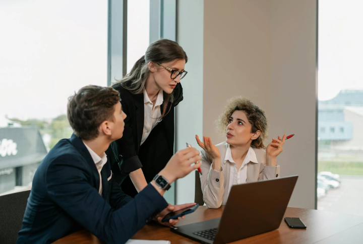 10 common office mistakes that stall career growth