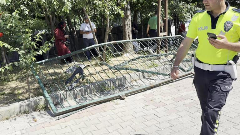 Okul önünde korku dolu anlar! Fren yerine gaza basan sürücü velilerin ...