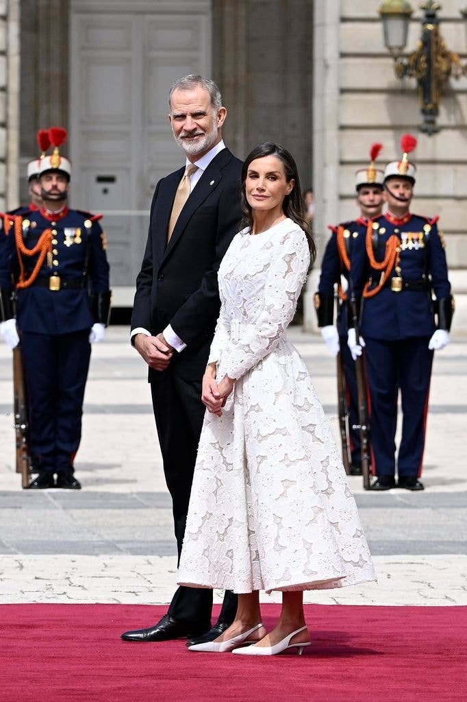 Queen Letizia performs rare double curtsy as she joins lookalike ...