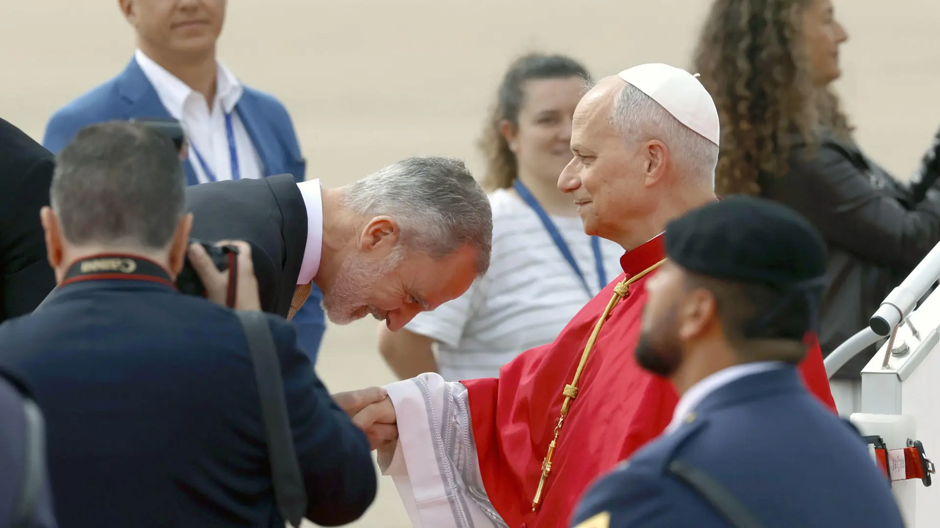 El momento de la llegada del papa León XIV a Barajas: recibido por los ...