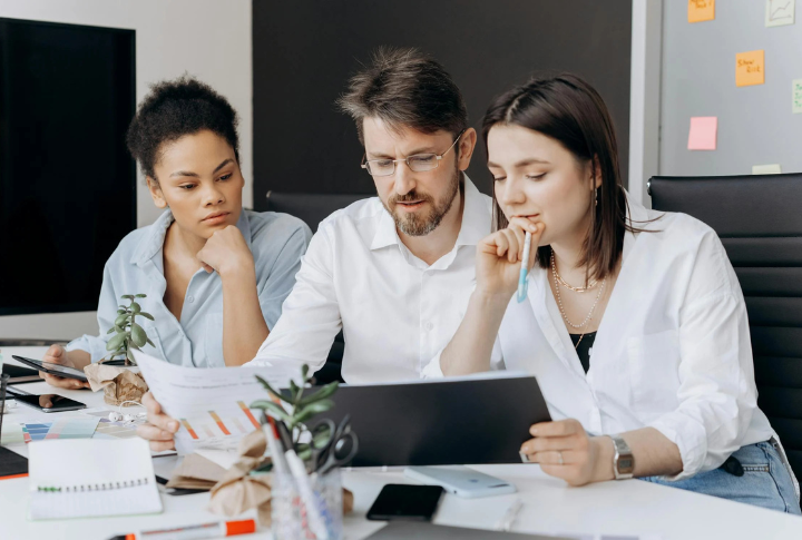 10 common office mistakes that stall career growth