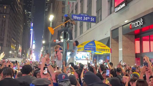 Knicks fans climb street signs after Game 2 victory prompts wild ...