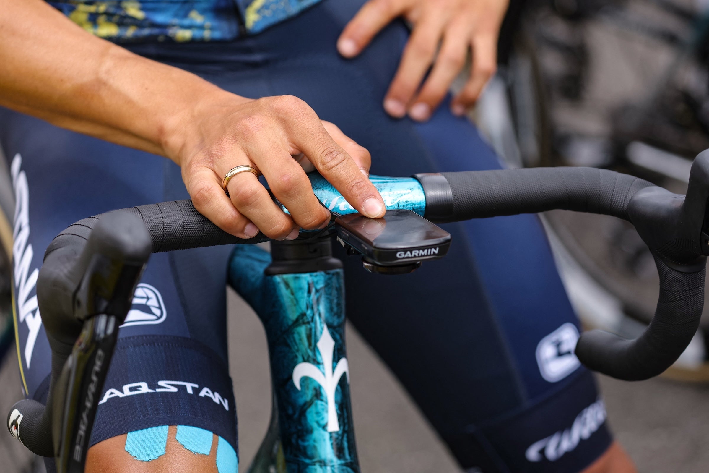 UCI swoops to ban big computers and to block jersey pockets