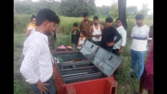 Thieves strike Kakori house: Brazen burglars carry almirah to field ...