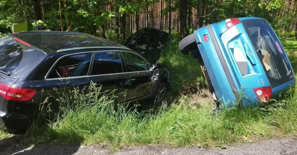 Zderzenie hyundaia z audi na DK11 pod Tarnowskimi Górami. Dwa samochody ...